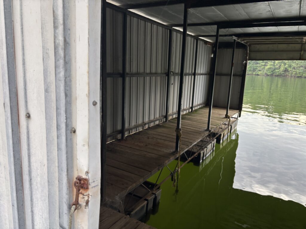 26′ x 32′ Enclosed Flat Top Sundeck Dock – Lake Lanier – Martin Docks