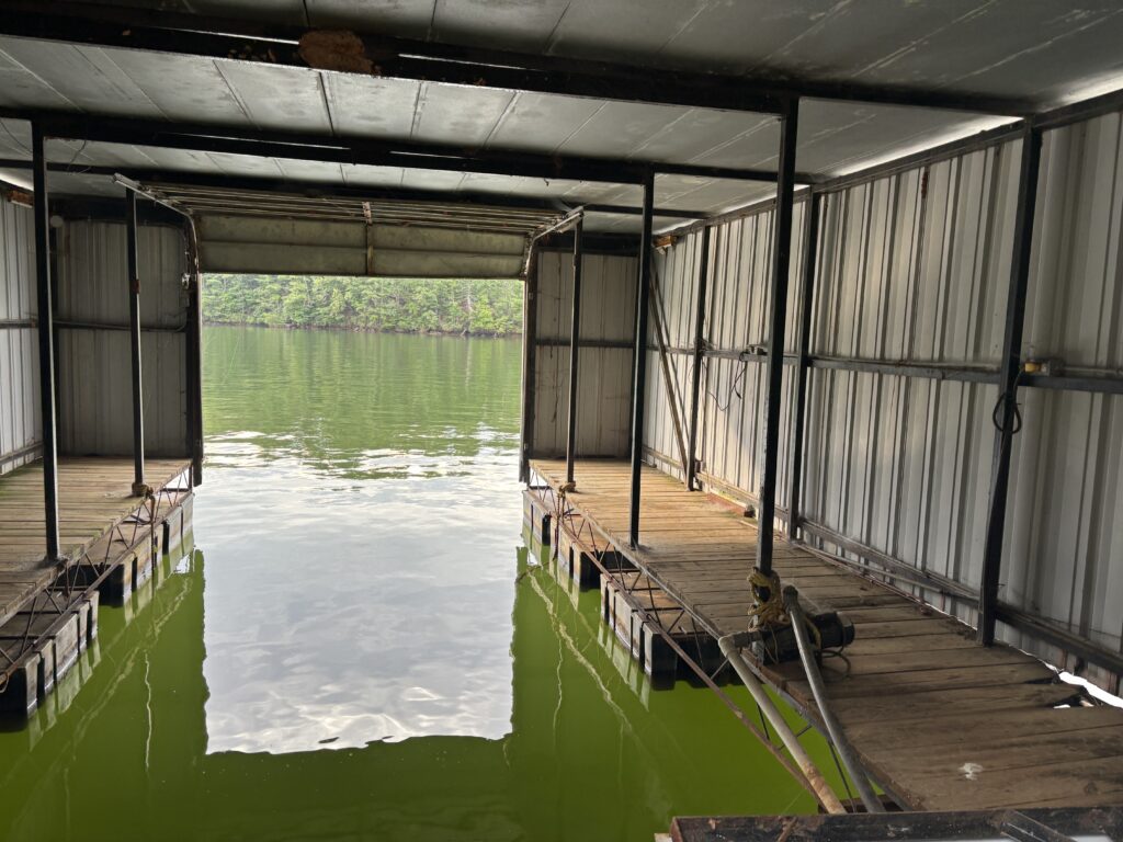 26′ x 32′ Enclosed Flat Top Sundeck Dock – Lake Lanier – Martin Docks